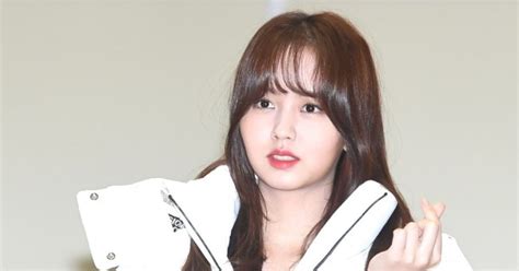 김소현 러블리한 손가락 하트