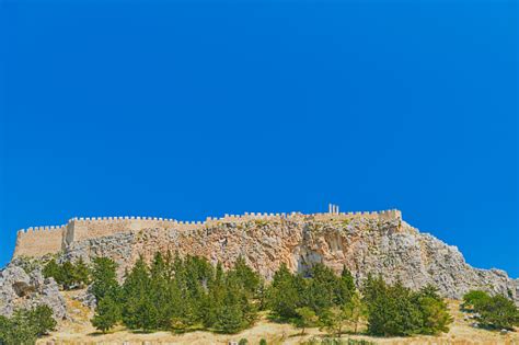 린도스 아크로폴리스의 전망 로도스는 역사적인 명소와 아름다운 해변으로 유명합니다 유럽 도데카네스 군도의 그리스 섬 레저 및 여행 0명에 대한 스톡 사진 및 기타 이미지