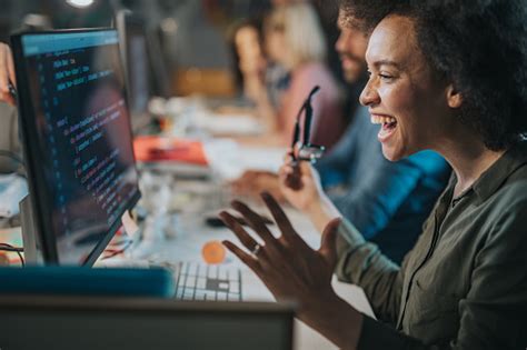 사무실에서 성공을 축 하 하는 쾌활 한 아프리카계 미국인 컴퓨터 프로그래머 컴퓨터 프로그래머에 대한 스톡 사진 및 기타 이미지 컴퓨터 프로그래머 코드 아프리카 민족