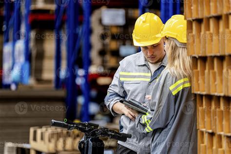 Mujer Y Hombre Trabajador Caminando Y Comprobación Valores Artículos