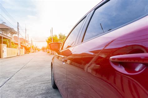 빨간 차 차체 뒷모습 서비스 공장 자동 자동차 꼬리 태양 빛 도시 배경 자동차 공장 운송 또는 자동차 자동차 신차 기술 자동차 공장에 대한 벽지 또는 배경 사용 0명에 대한