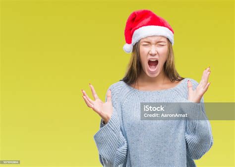 이상의 크리스마스 모자를 입고 젊은 아름 다운 백인 여자 배경 미친 격리 하 고 미친 소리 하 고 적극적인 식와 팔 발생 함
