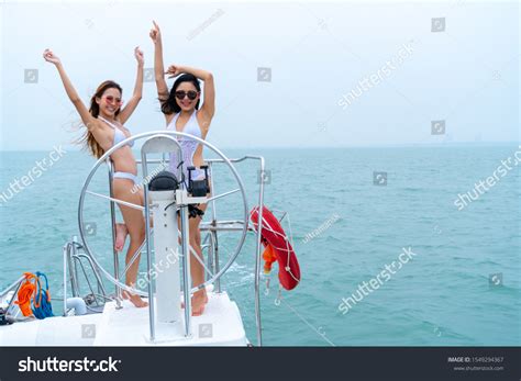 105 Thousand Women In Bikinis On Luxury Yacht Drinking Martinis Royalty Free Images Stock