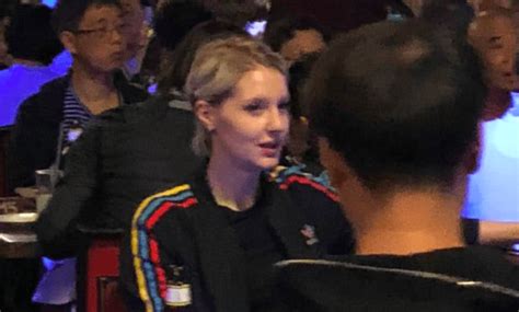 撒贝宁携妻女出行游玩 三岁女儿皮肤雪白神似妈妈 搜狐大视野 搜狐新闻