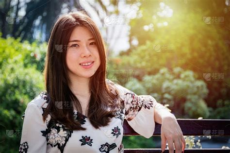 长椅 户外 青年女人 自然美 园林 公园长椅 美 公园 水平画幅 椅子素材 花瓣网
