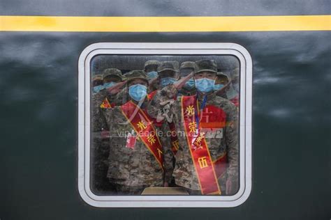 安徽阜阳2022年春季新兵奔赴军营 人民图片网