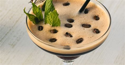 거품 같은 고명 공예 칵테일 나비 높은 각도보기 리큐어 마티니 잔 막대기 민트 민트 잎 빨대 사교 모임