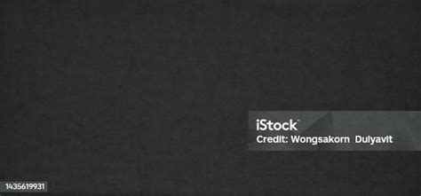 짙은 검은색 오래 된 종이 질감 배경은 오래된 고대의 역사 개념입니다 Kraft 또는 마분지 종이의 매끄러운 짜임새는 배경으로 사용합니다 0명에 대한 스톡 사진 및 기타