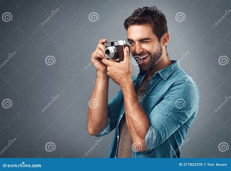 Kliknij Przycisk Aby Uzyska Zdj Cie Studyjne Zdj Cie Przystojnego M Odego M Czyzny Przy