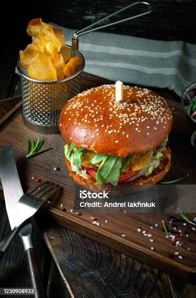 진한 나무 판에 참치 토마토 아루굴라 과카몰리 소스를 곁들인 채식 햄버거 굽기에 대한 스톡 사진 및 기타 이미지 굽기 물고기 샌드위치 음식 Istock