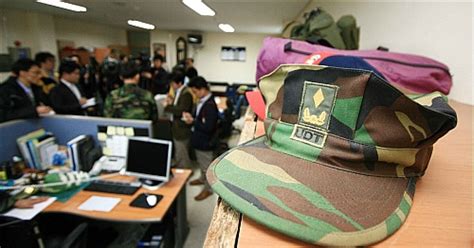 고故 한주호 준위53의 서랍장위에 노인 모자