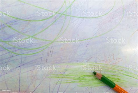 흰색 배경에 고립 된 그려진 색깔의 선이있는 색상 연필 맨 위 보기입니다 종이에 손으로 그린 낙서 얼룩 0명에 대한 스톡 사진 및 기타 이미지 Istock