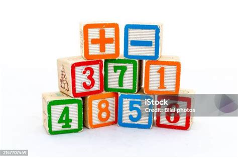 숫자와 더하기 빼기 기호가 있는 나무 블록 와 백색 배경 고립된 통하고 있는 수학 학습 개념입니다 블럭에 대한 스톡 사진 및 기타 이미지 Istock