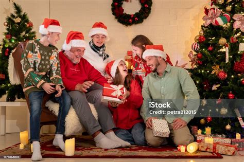 집에서 거실에서 크리스마스 파티를 축하하는 백인 사람들 대가족 가족에 대한 스톡 사진 및 기타 이미지 가족 거실 겨울 Istock