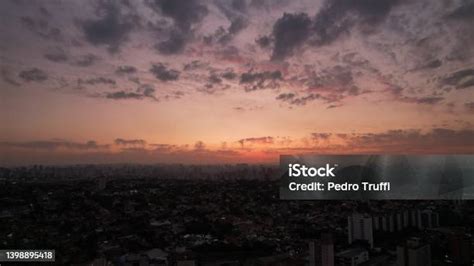 브라질 상파울루의 일몰에 구름이있는 아름다운 하늘 플라날토 파울리스타 동네에서 0명에 대한 스톡 사진 및 기타 이미지 0명 경관 계절 Istock