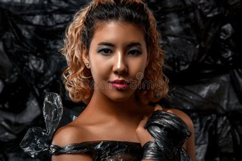 Retrato Y Partes Del Cuerpo Desnudo De Una Joven Asiática Vestida Con Una Bolsa De Plástico