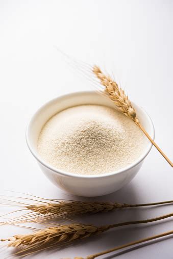 원시 준비 밀가루 밀가루 라고 그릇 이나 숟가락 힌디어에서 Rava 분말 클로즈업 흰색 또는 변덕 배경에 고립입니다 선택적 초점 가득 찬에 대한 스톡 사진 및 기타 이미지