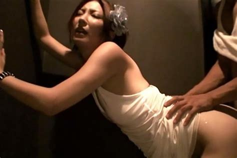 不況に困ったキャバ嬢が枕営業！トイレでお客さんちんぽをフェラして激ピス立ちバック 無料av動画