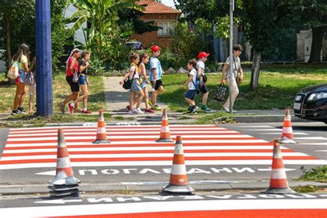 В Пазарджик обновяват пешеходните пътеки с надписи „Бавно“ към шофьорите