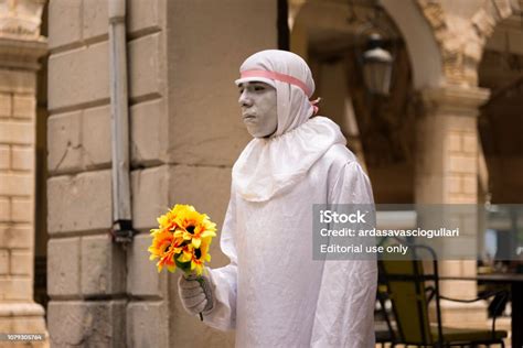 하얀 드레스와 코르푸 섬 그리스에 그의 손을에 노란색 꽃을 들고 거리 아티스트 거리에 대한 스톡 사진 및 기타 이미지 거리