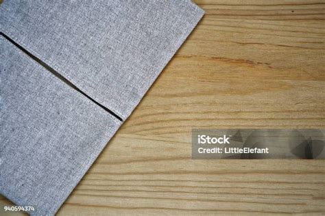 책 표지 샘플 모형 또는 디자이너 사용에 대 한 나무 테이블 리넨 직물 표면 가리기에 대한 스톡 사진 및 기타 이미지 가리기 거친 고풍스런 Istock