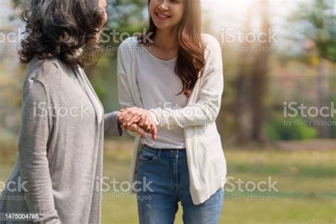 성인 딸이 사랑으로 늙은 어머니의 손을 잡고 함께 걷는 모습을 클로즈업하고 6에 대한 스톡 사진 및 기타 이미지 6 가족 간호조무사 Istock