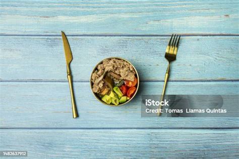 다양한 종류의 깍둑썰기한 토마토 아보카도 파란색 테이블에 황금색 수저가 있는 참치 통조림을 곁들인 샐러드가 있는 정물 0명에 대한 스톡 사진 및 기타 이미지 Istock