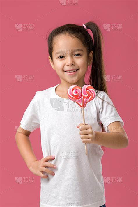 漂亮可爱的小女孩拿着棒棒糖