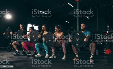 스포츠를하는 젊은 친구들의 그룹 실내 체육관에서 훈련 무게로 스쿼트를하는 것 18 19세에 대한 스톡 사진 및 기타 이미지 18 19세 20 24세 30 34세