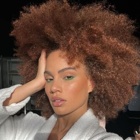 L A U R E Laure Marchal • Threads Say More