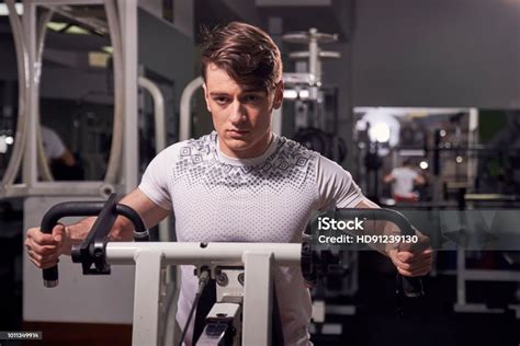 한 젊은 남자 20 세 피트 니스 장비 운동 실내 체육관 위 몸 중간 샷입니다 팔 당겨 푸시 20 24세에 대한 스톡 사진 및 기타 이미지 Istock