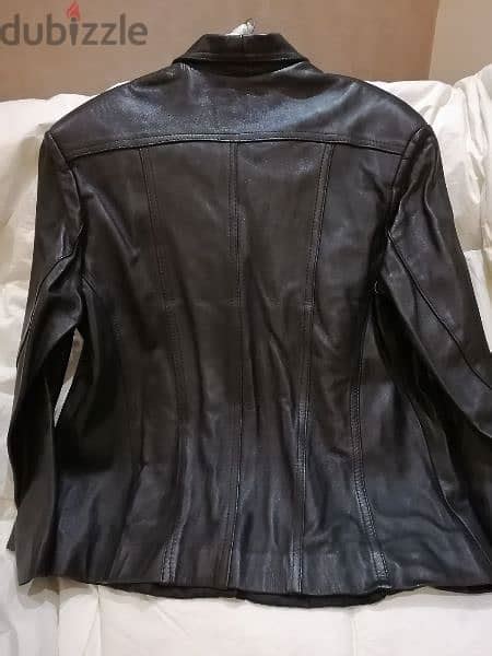 جاكت جلد طبيعي حريمي مستورد استعمال مرتين يلبس ل٩٠ك مقاس ٢اكسلارج٩