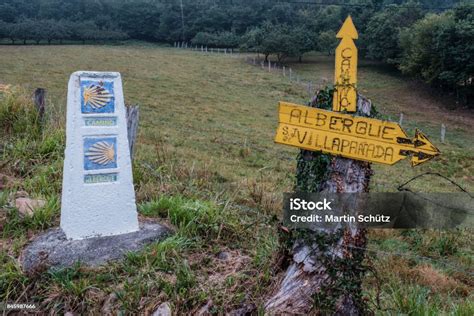 스페인에 세인트 제임스의 가장 오래 된 방법에 있는 카미노 Primitivo 오비에서 산티아고 데 컴 포 스텔라에 이정표 산티아고 데 콤포스텔라에 대한 스톡 사진 및 기타