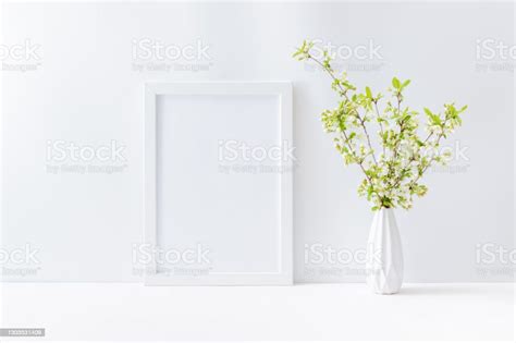 부활절 장식이있는 홈 인테리어 밝은 배경에 꽃병에 흰색 프레임과 봄 꽃과 모형 0명에 대한 스톡 사진 및 기타 이미지 0명 가정의 방 깨끗한 Istock