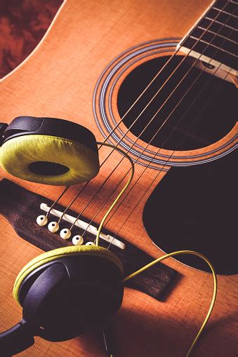 닫기 최대 클래식 어쿠스틱 기타 필터 효과 복고풍 빈티지 스타일의 사진 촬영 갈색에 대한 스톡 사진 및 기타 이미지 갈색 기타 연주자 기타 현악기 Istock