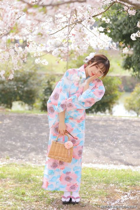 粉色的和服配上小姐姐粉嫩的红唇可爱至极 搜狐大视野 搜狐新闻