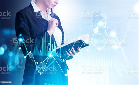 노트북에서 메모를 확인하는 사업가 주식 시장의 디지털 그래프 파란색 흰색 흰색 선의 이중 노출 성장 지표 온라인 거래 및 데이터 분석 개념 개념에 대한 스톡 사진 및 기타