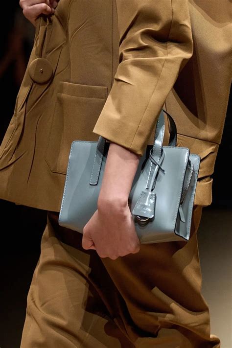 从balenciaga到prada，2023春夏秀场助“皱”成风 大作设计网站专栏 大作官网