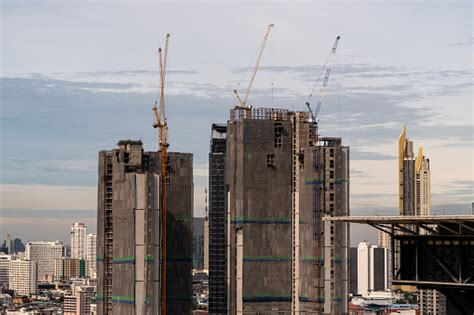 태국 방콕의 고층 건물 꼭대기에서 작업하는 대형 건설 크레인의 타임랩스 뷰와 움직이는 구름과 배경의 고층 건물 0명에 대한 스톡 사진 및 기타 이미지 Istock