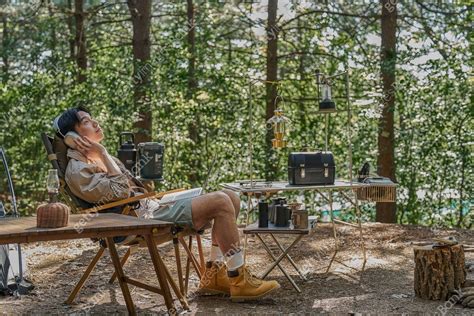 여유로운주말 캠핑 아웃도어 레저활동 산림 자연풍경 교외전경 여가 주제 듣기 감각사용 헤드폰 오디오장비 이미지 Jv13492553 게티이미지뱅크