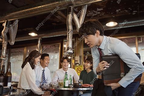 한국인 남성 직원모임 비즈니스맨 사업가 회식 연말 새해 홀리데이 송년회 파티 신년회 신입사원 화이트칼라 미소 건배 귀가 얼굴표정