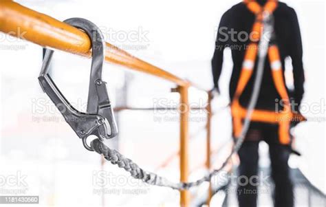 높은 곳에서 작업 안전 하네스 및 안전 라인을 착용 건설 노동자 높이 장비에서 작업 안전 바디 하네스후크가 있는 작업자용 가을 검체 장치 높은 곳에 대한 스톡 사진 및 기타