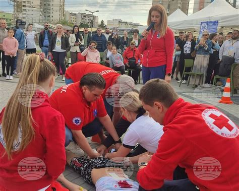 Младежи парамедици и лекари в Бургас участваха в демонстрация по спасяване на пострадал при