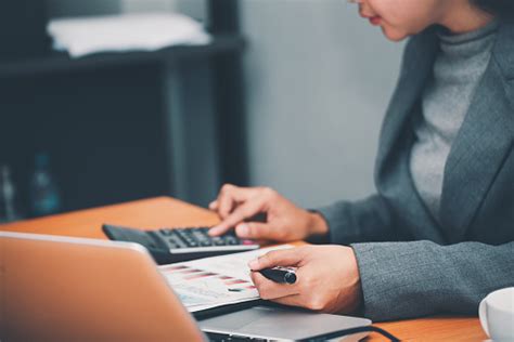 세금 및 예산 계획 개념을 지불하는 시즌 연간 세금을 계산하고 계산기를 사용하는 비즈니스 여성 달력 2022 및 개인 소득세 양식 및 요약 보고서는 홈 오피스 책상에