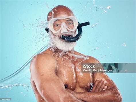 물 튀김 스노클 스튜디오에서 흑인 남성의 스킨케어는 파란색 배경에 고립되어 있다 건강 청소 또는 스쿠버 마스크를 쓴 시니어 남성 모델의 얼굴 초상화 건강한 위생을 위한 목욕