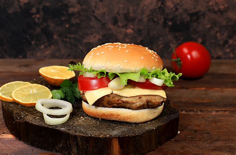 신선한 양상추 잎 토마토 크림 치즈 양파 커틀릿을 곁들인 치즈버거는 오래된 나무 판에 음식 배달 카페 레스토랑 광고 감자 요리에 대한 스톡 사진 및 기타 이미지 Istock