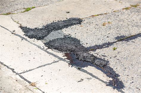 거리 재 포장 신선한 아스팔트 건설 나쁜 길 건설 현장은 수리 아스팔트 도로를 놓는 노동자입니다 구덩이 덮기 거리에 대한 스톡 사진 및 기타 이미지 Istock