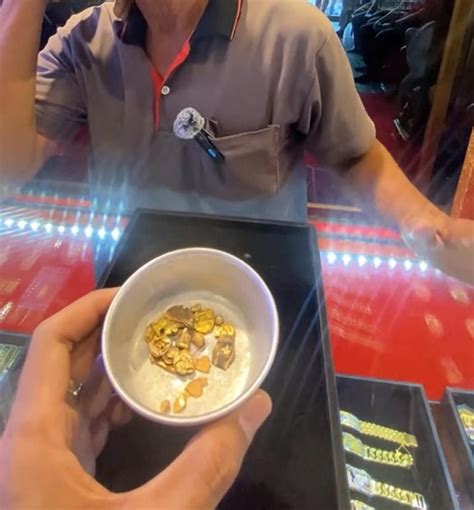 ลุงสัปเหร่อเอาเศษทองมาขาย ญาติให้หลังทำพิธีศพ ไม่คิดว่าจะได้ราคานี้