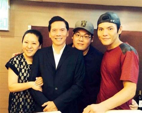 向华强黑社会背景（向华强自述被家庭背景所困扰）可可情感网