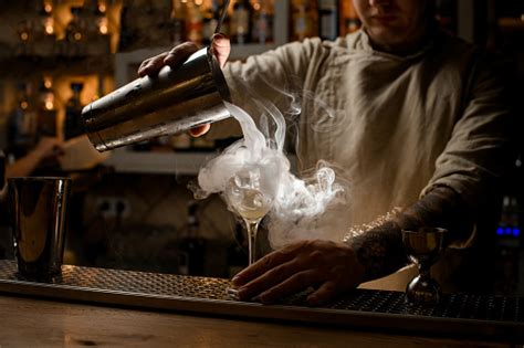 셰이커 컵에서 와인 잔에 김이 나는 음료를 쏟아 붓는 바텐더의 전망 강철에 대한 스톡 사진 및 기타 이미지 강철 귀여운 금속 Istock